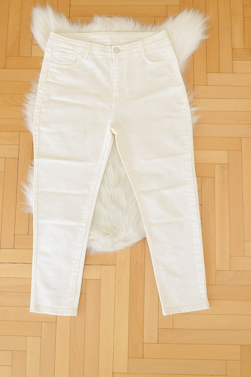 Bele Shein farmerke %%% 299 din