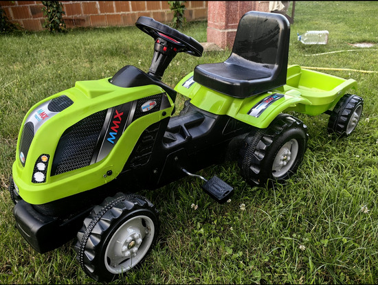 Traktor sa prikolicom na pedale