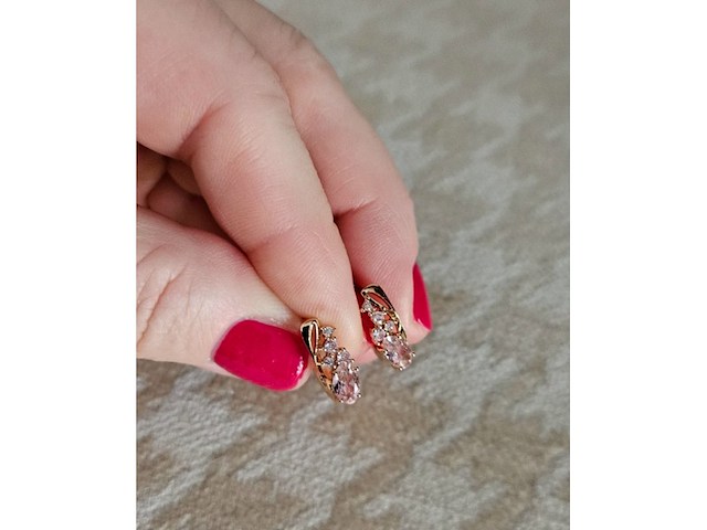 Atraktivne pink cirkoni stud minđuše, novo