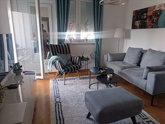 Renoviran trosoban stan na odličnoj lokaciji