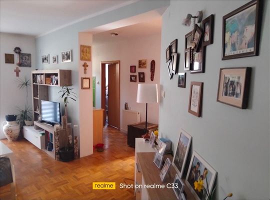 Prodaje se petosoban stan u centru sa garazom