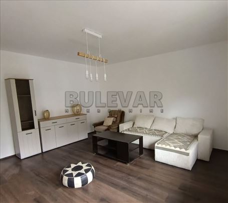 Izdaje se odličan stan na Panteleju, 90m2