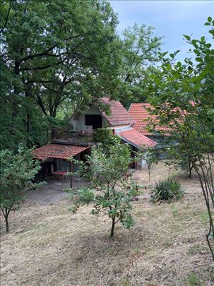 Vikendica pored reke