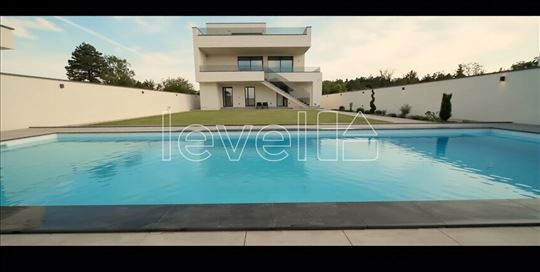 Kuća,Sremska Kamenica,Bocke,kv: 372.00