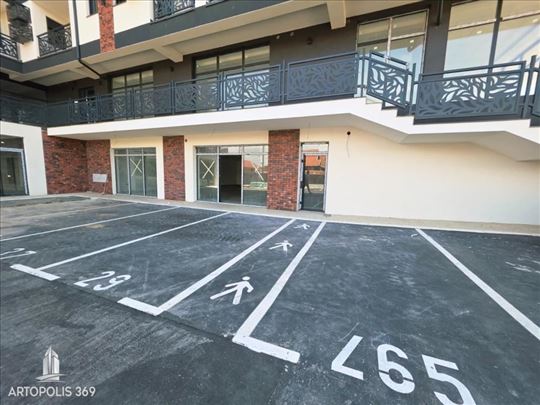 Poslovni prostor u prizemlju novogradnje, parking