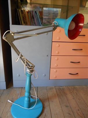 Stara industrijska podna lampa - ispravna