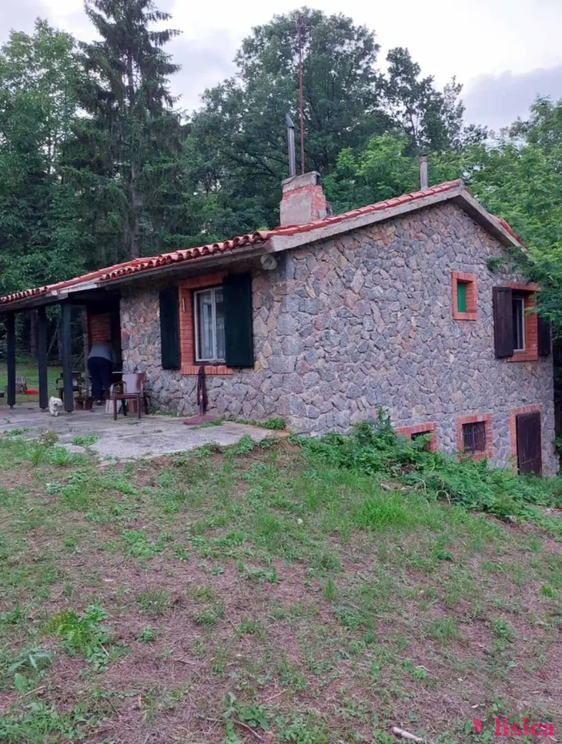 Prodajem kamenu kuću