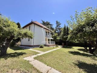 Samostalna porodična vila 110 m², za renoviranje, Beograd