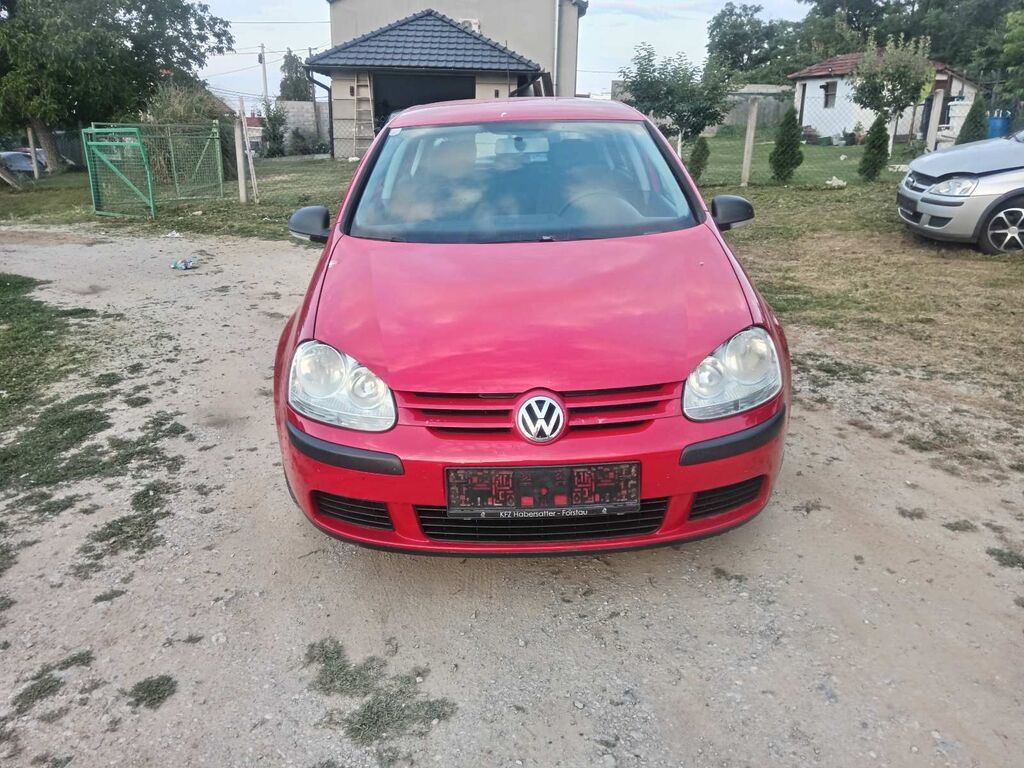 Volkswagen Golf V – hečbek, 5 vrata, crvena boja. Motor TDI dizel