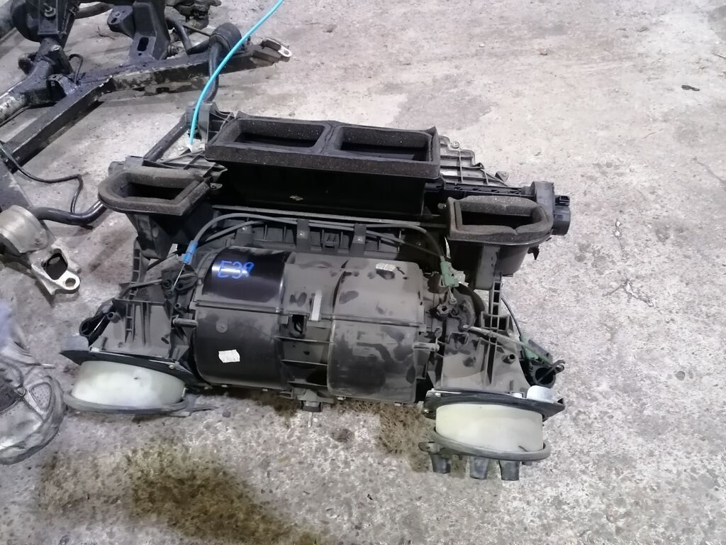 Kutija ventilacije BMW E39 Opis: - Kompletna HVAC/grejna-ventilaciona