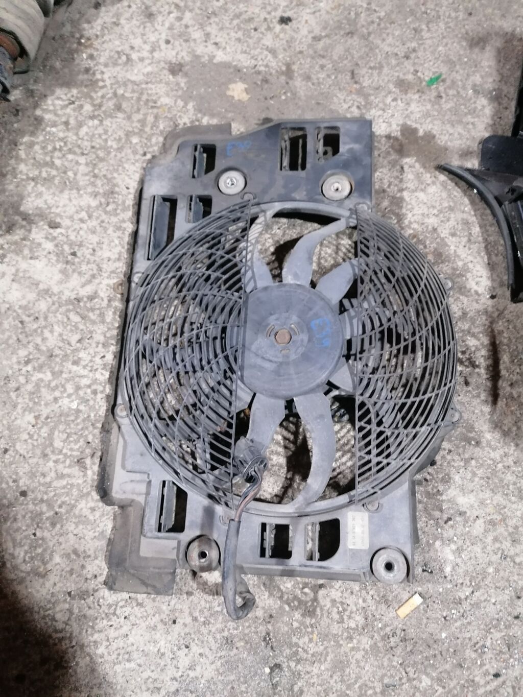 Ventilator klime BMW E39 Opis: - Ventilator klime sa nosačem i