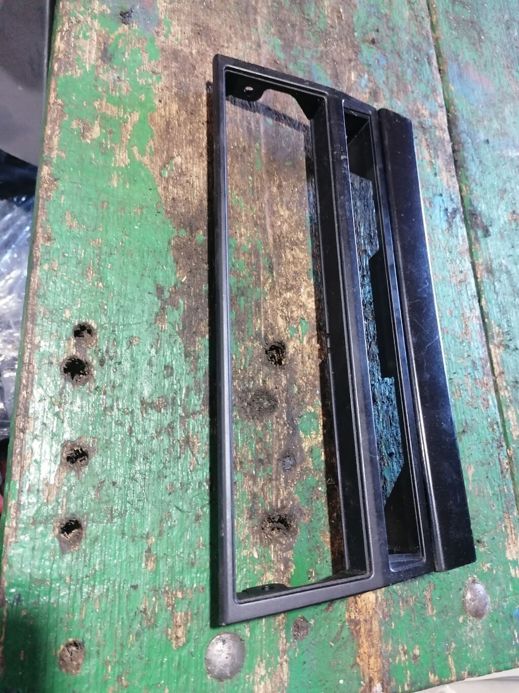 Adapter/ram za ugradnju 1-DIN auto radija (crni plastični okvir) -