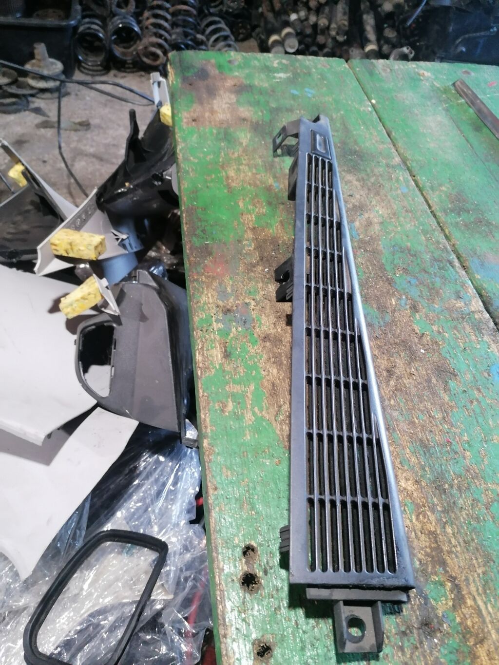 Mrežica/ventilaciona rešetka gepeka – BMW E39 - Originalna plastična