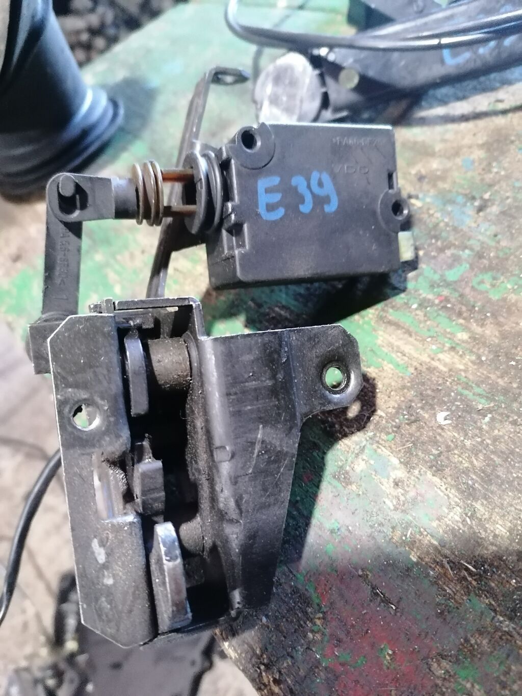 BMW E39 – Aktuator/Brava gepeka (elektro-motorni mehanizam