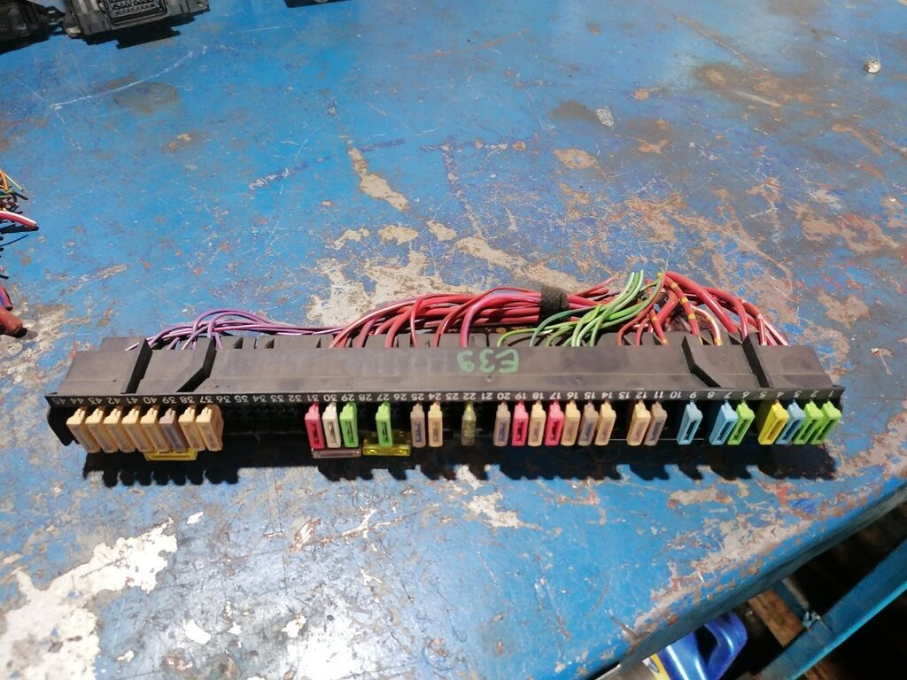BMW E39 – Blok osigurača sa instalacijom - Originalni blok