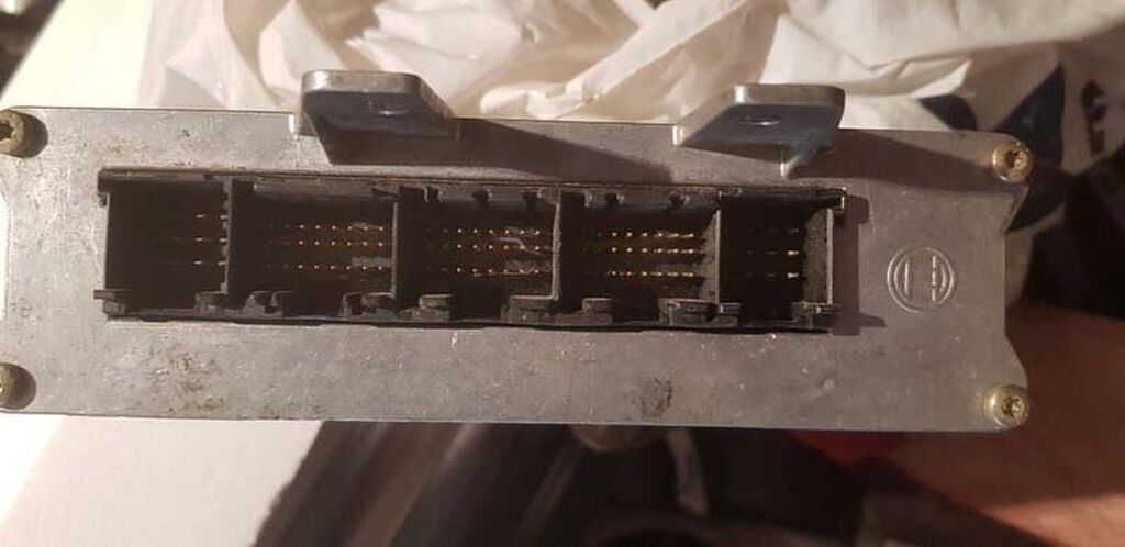 MOTORNI KOMPIJUTER ECU ZA AUDI 100, A4, A6 . OD 1993. DO 1999. GOD