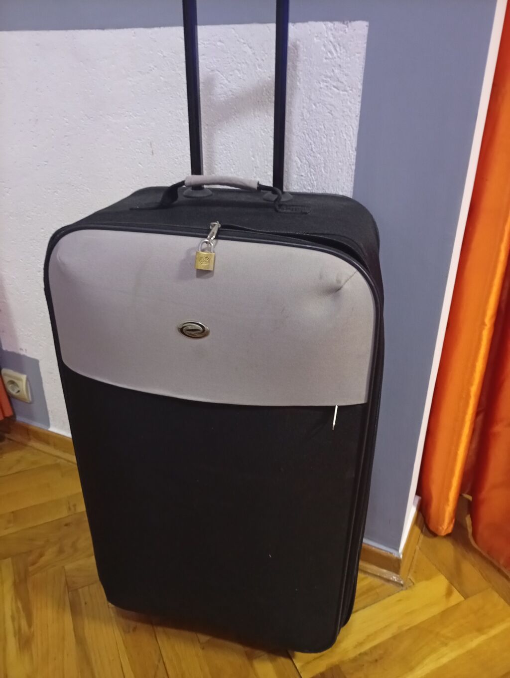 Veliki kofer na točkićima sa teleskopskom ručkom. OKO 75 40 25. dob