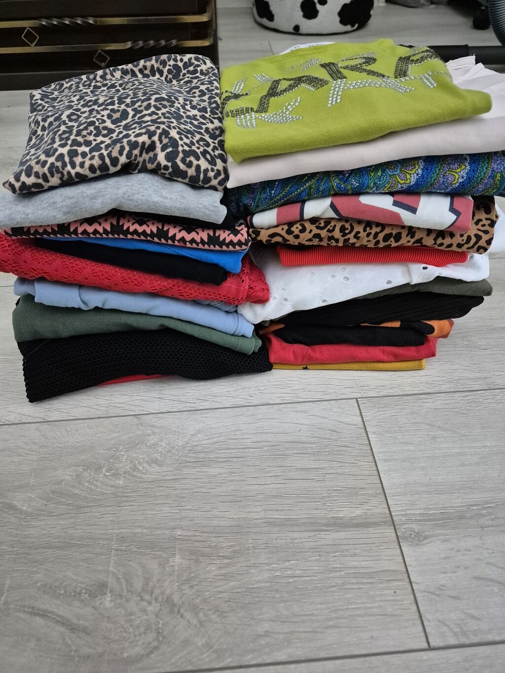 Set ženske garderobe – razni komadi i stilovi - Majice i topovi