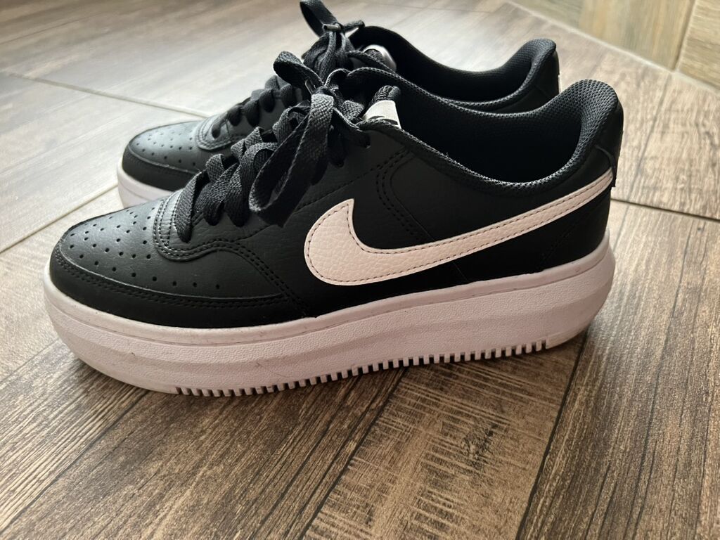 Nike ženske patike – crno‑bele Nošene par puta samo