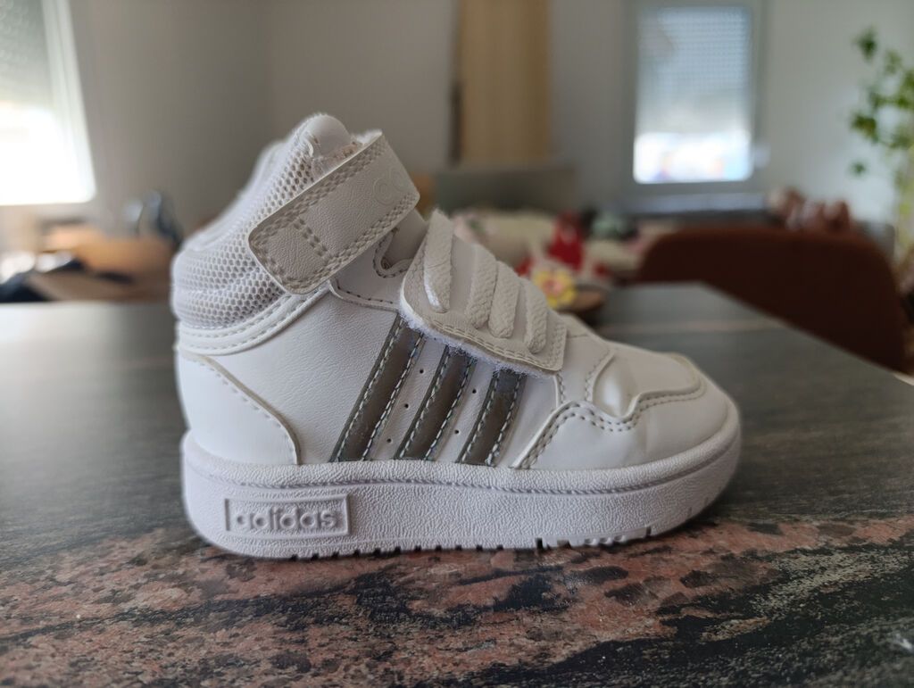 Na prodaju Adidas patike za devojčice, broj 22. Patike su nošene