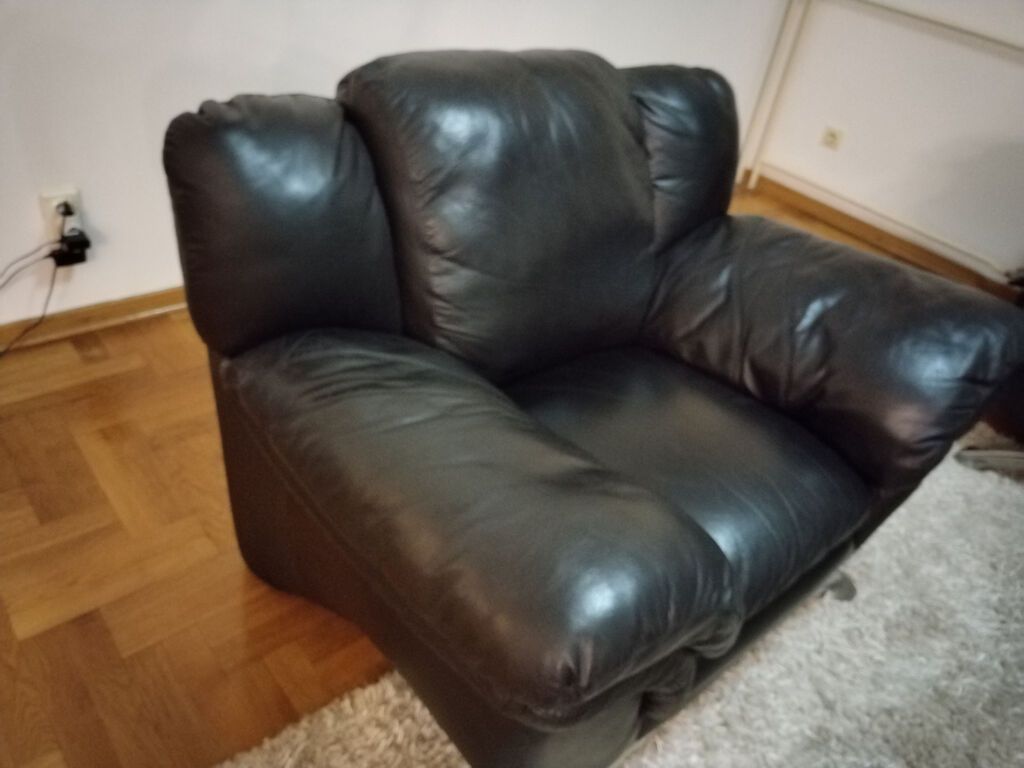 Prodajem dve kožne fotelje Dalas malaga 120x105x90. Kozišćene 5 god
