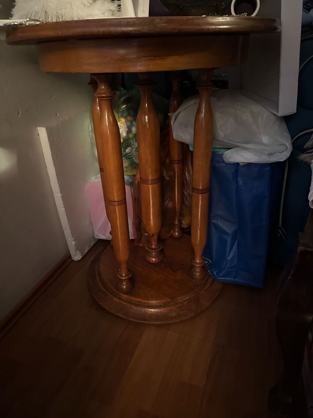 Okrugli drveni stočić/konzola klasičnog dizajna. - Materijal: masivno