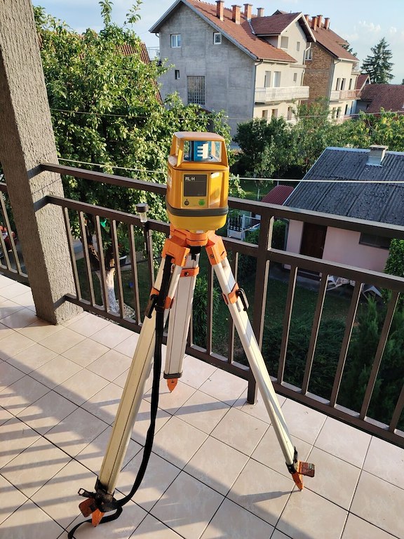 Na prodaju profesionalni rotacioni laserski nivelir vrhunskog
