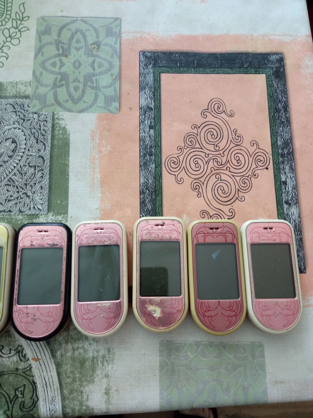 Lot starijih mobilnih telefona – kolekcija “slide” modela sa