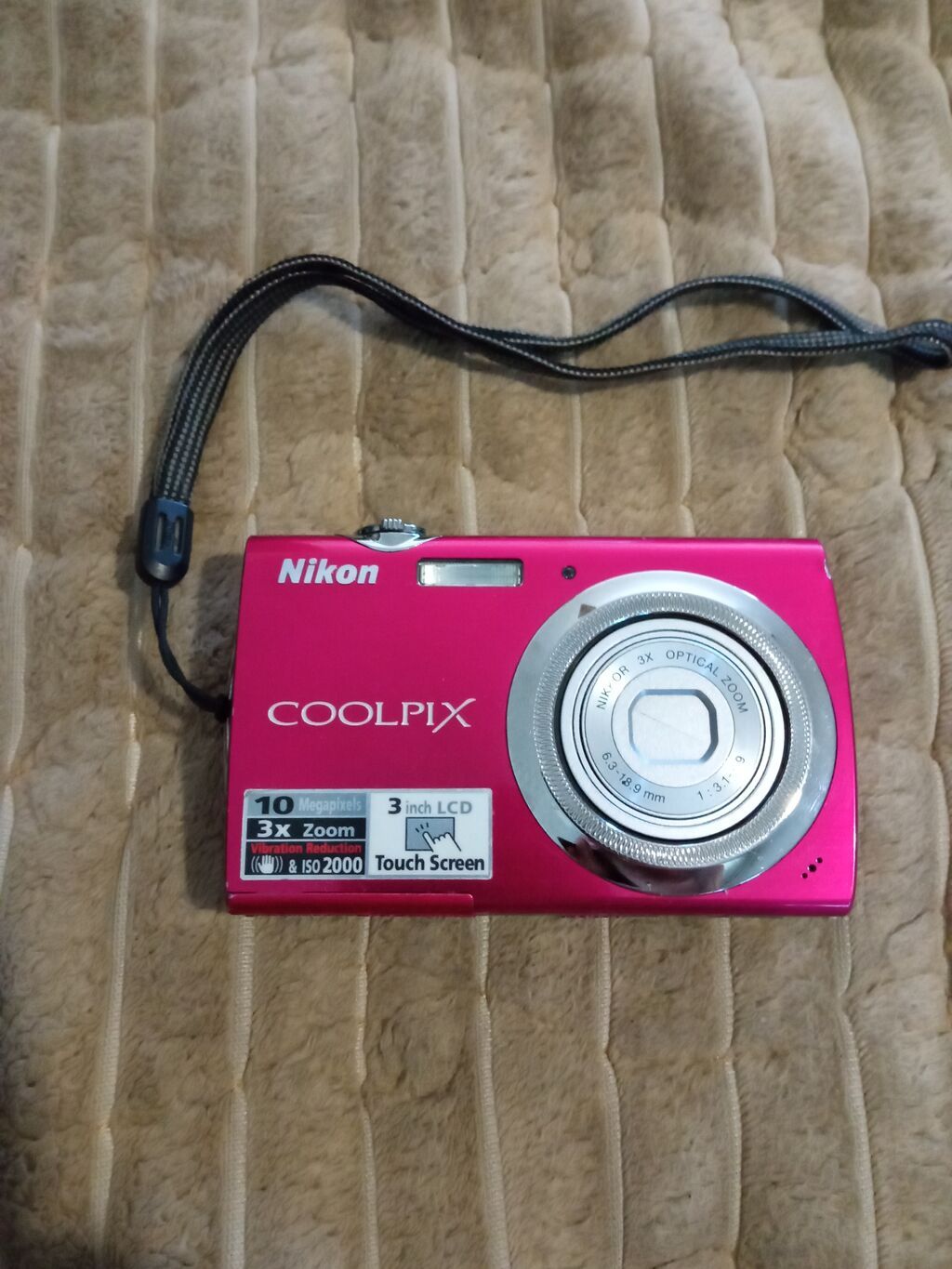 Nikon COOLPIX S230 – kompaktni digitalni fotoaparat u ružičastoj boji