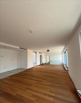 NOV penthaus 223,30 m² u srcu Vračara