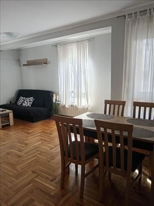Odlična lokacija, novija zgrada