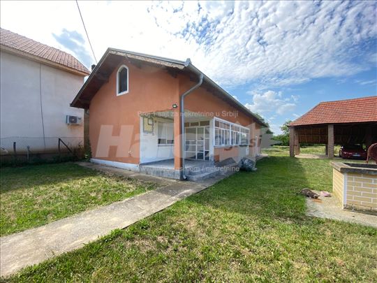 Kuća sa 30 ari placa, bunarom i svim priključcima