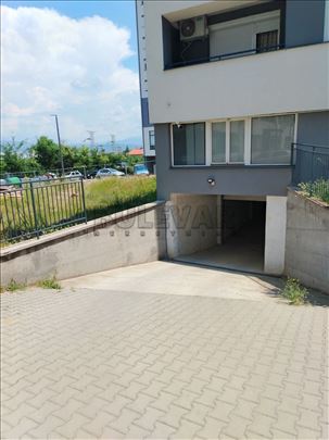 Izdaje se garažno mesto u Zetskoj ulici, 14m2