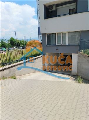 Izdaje se garažno mesto u Zetskoj ulici, 14m2