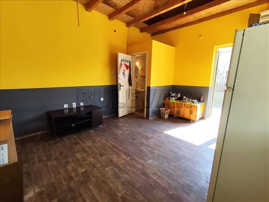 Izdaje se ulični lokal u Generala Milojka Lešjanin