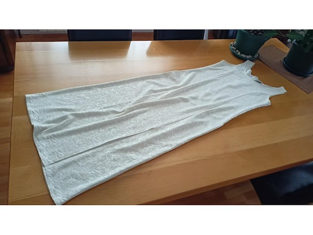 duga,reljefastog materijala savršena haljina