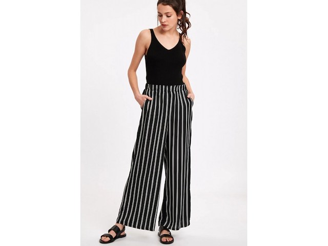 H&;;M DIVIDED Crno-Bele Prugaste Široke Pantalone – 36