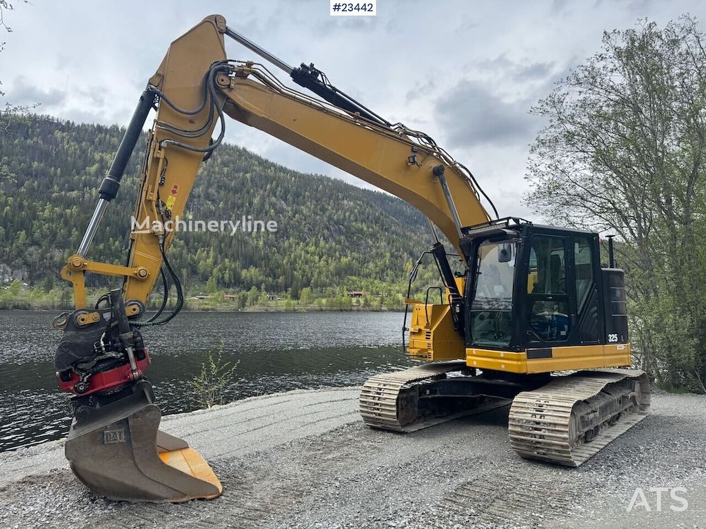 Caterpillar 325FLCR Gravemaskin - 2 skuffer, R8 rototilt og Makin GPS bager guseničar