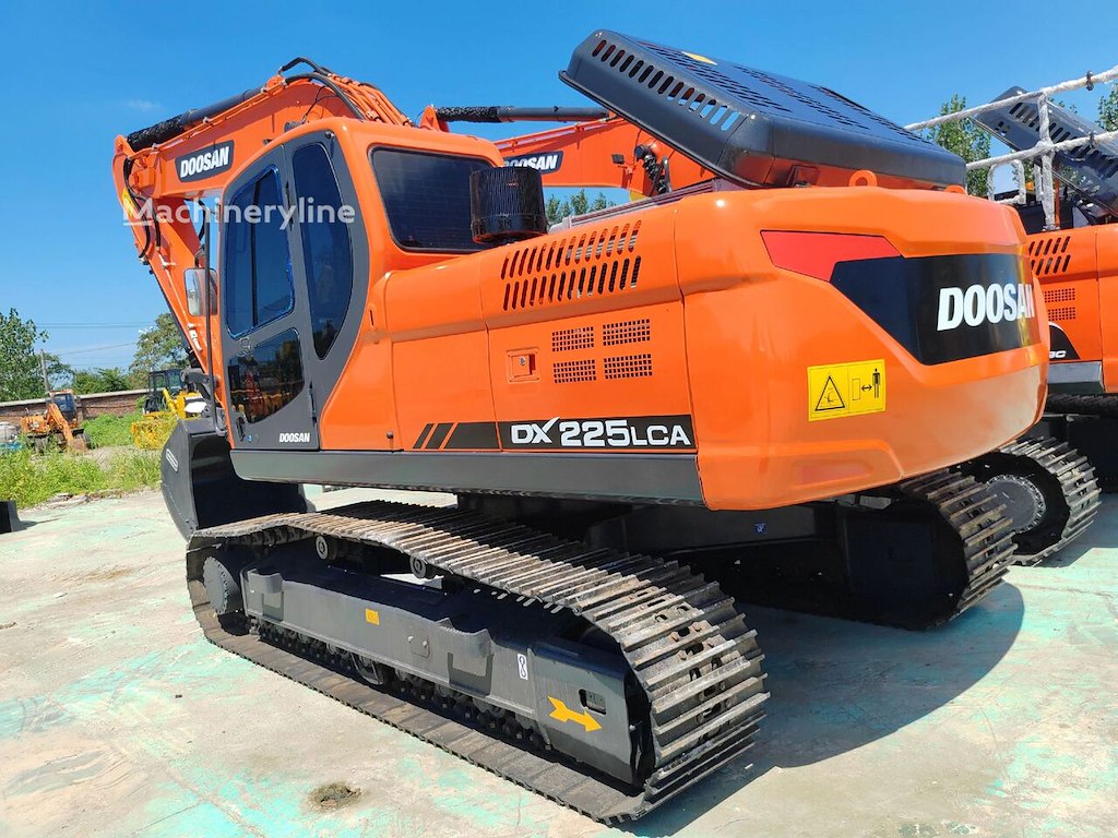 Doosan DX225 bager guseničar