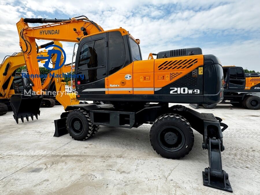 Hyundai R210 bager točkaš