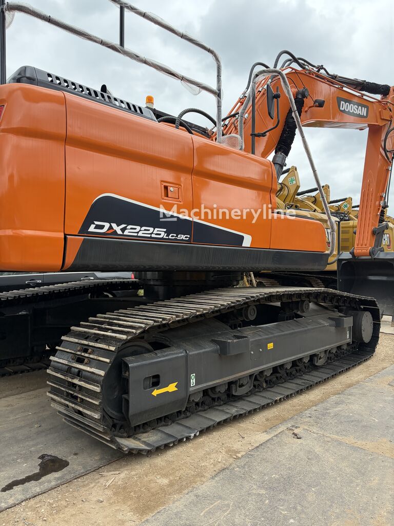 Doosan DX225 bager guseničar