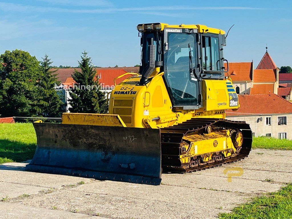 Komatsu D39PX-24 buldožer