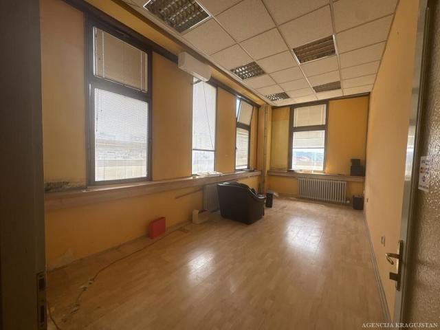 Izdavanje, Lokal, 84m2 , Centar