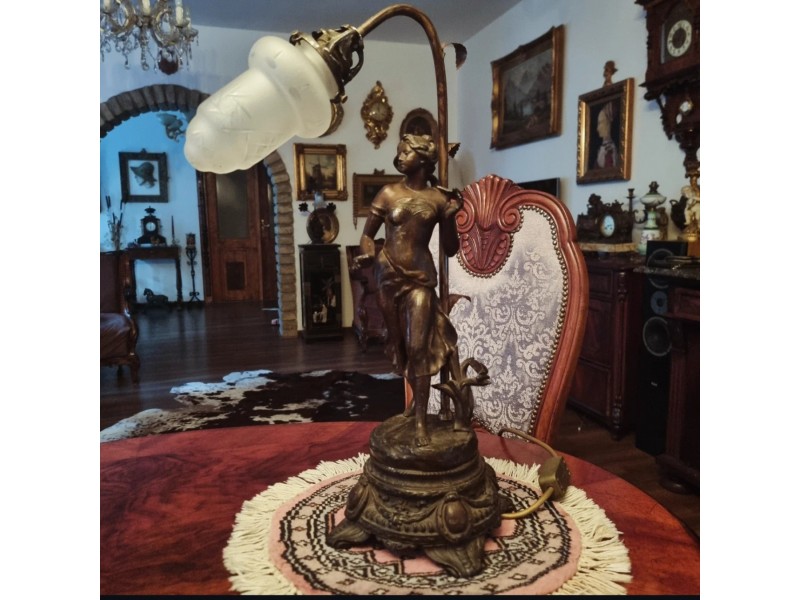 ART NOUVEAU lampa Devojka sa leptirima