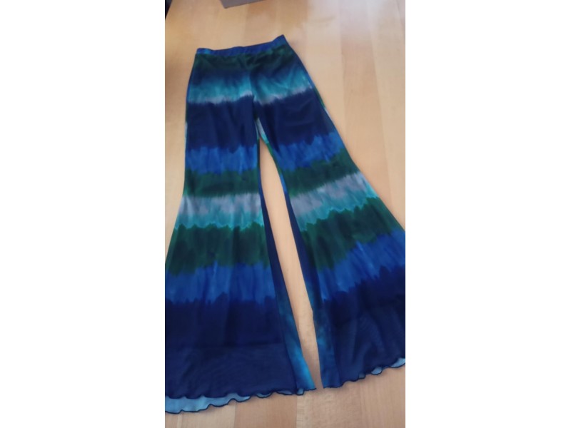 nove prelepe mrežica pantalone orig.Stradivarius