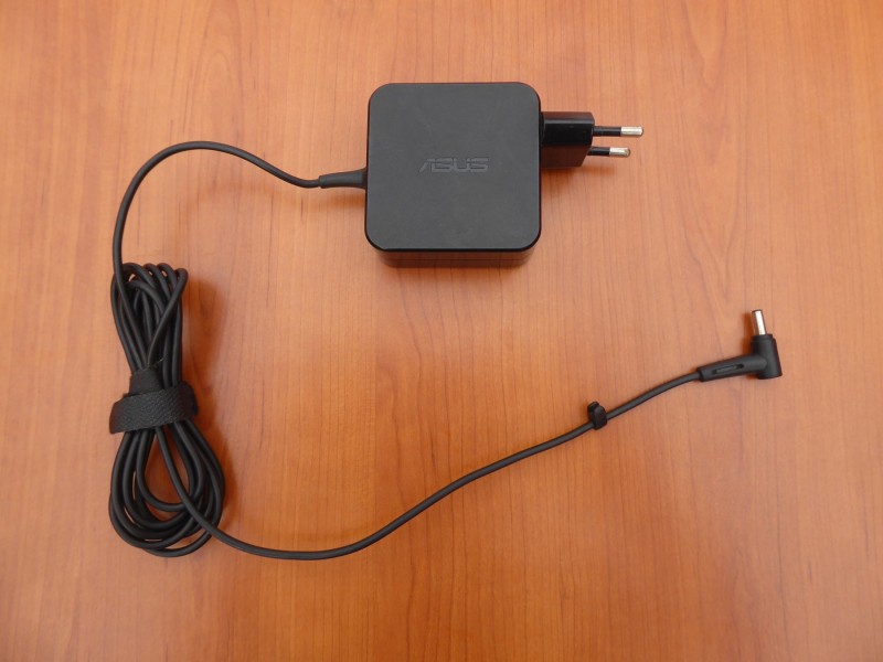 ASUS adapter punjač 19 V - 2,37A - 45W, 4.0 x 1.35mm
