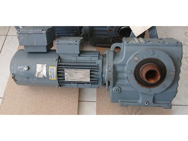 Elektromotor 0,25 kW sa reduktorom na 4,3 obrtaja!