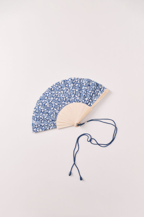 Blauer Fächer mit Blumenmuster