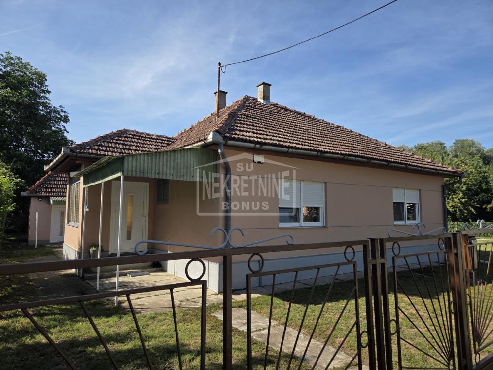 Subotica-Kelebija-kuća od čvrstog materijala u mirnom kraju ID#2180
85.000 €