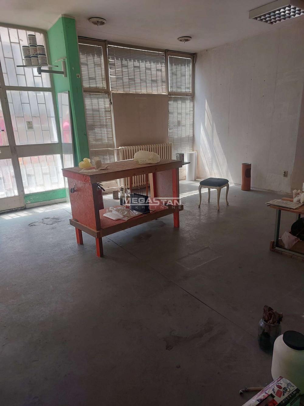 Blok 63, u prizemlju, odmah useljiv
400 €